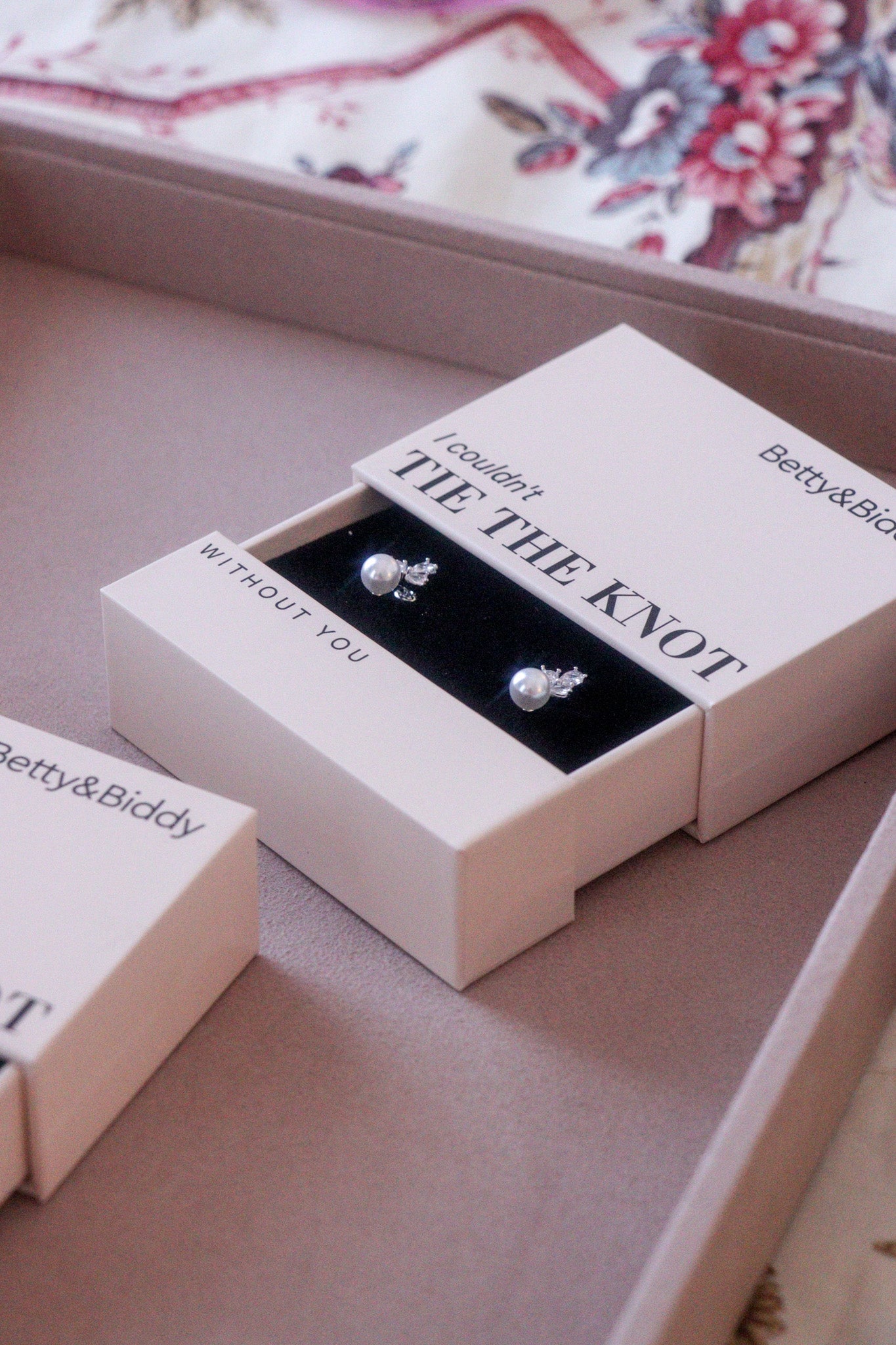 Tie The Knot Box – Betty and Biddy